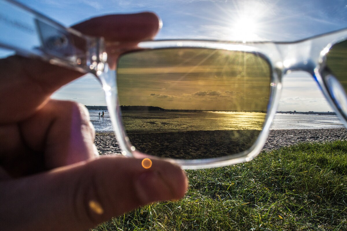 Can Contact Lenses Cause Glare? - eyeSTYLE blog Lens.com